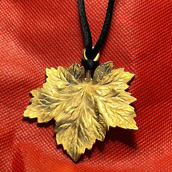 Louis Stern | Jewelry | Louis Stern Pendant Necklace Maple Leaf Gold ...